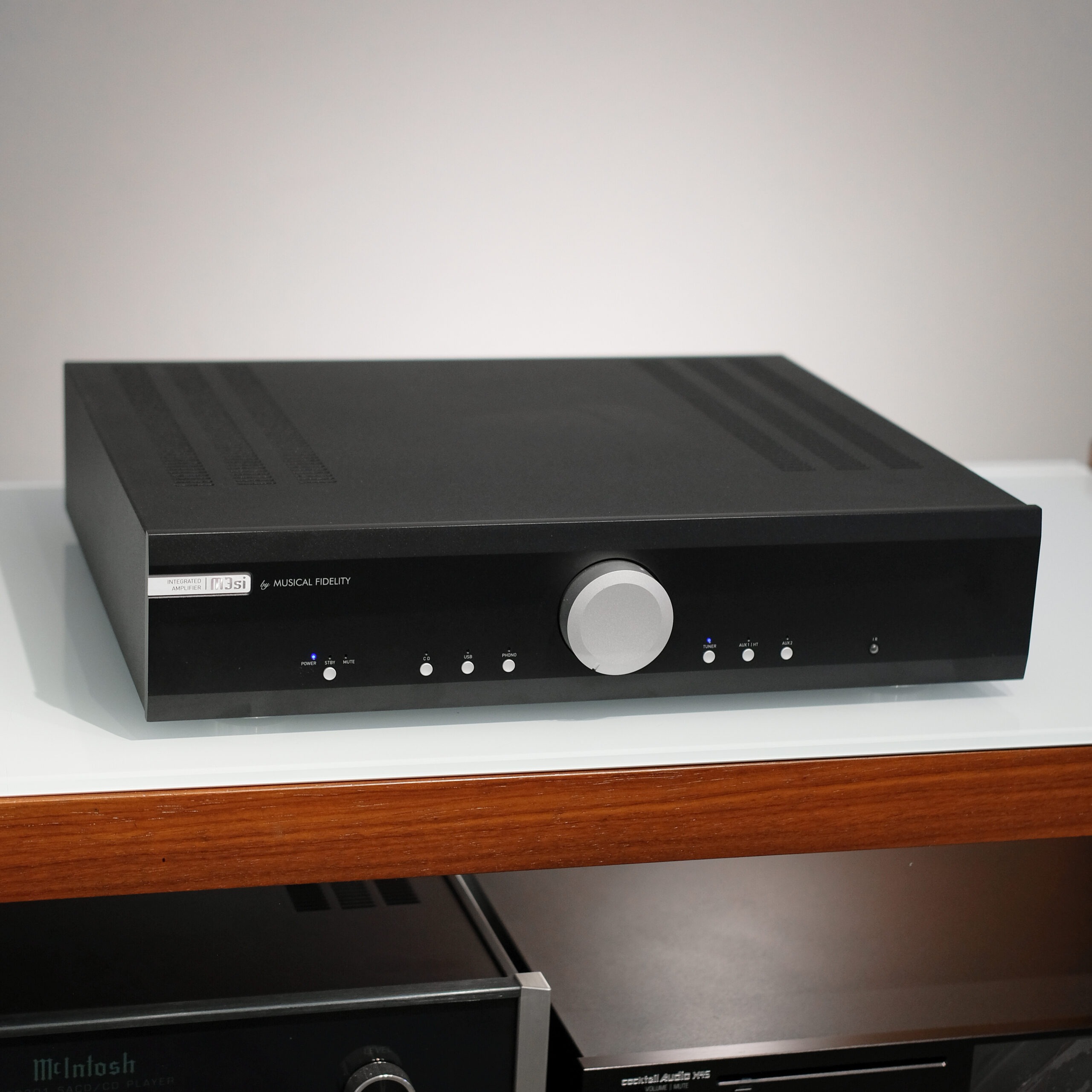 Emotiva BasX PT1 & A2, Marantz Stereo 70S và Musical Fidelity M3si xứng ...